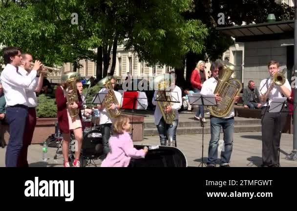 Busker musicians Stock Videos & Footage - HD and 4K Video Clips - Alamy