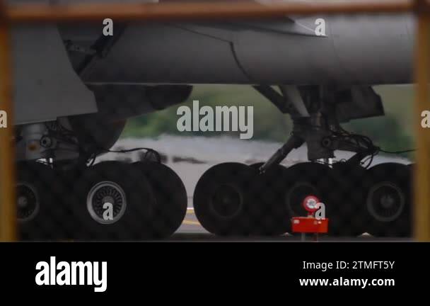 Chassis modern aircraft landing Stock Videos & Footage - HD and 4K ...