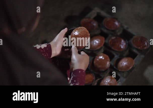 The process of molding liquid palm sugar using media derived from ...