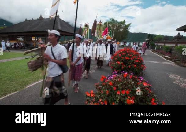 Local Balinese people performing their prayers in Pura Ulun Danu ...
