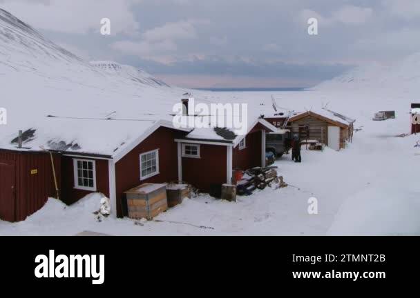 Svalbard cabin Stock Videos & Footage - HD and 4K Video Clips - Alamy