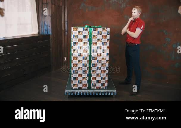 Man put down box Stock Videos & Footage - HD and 4K Video Clips - Alamy