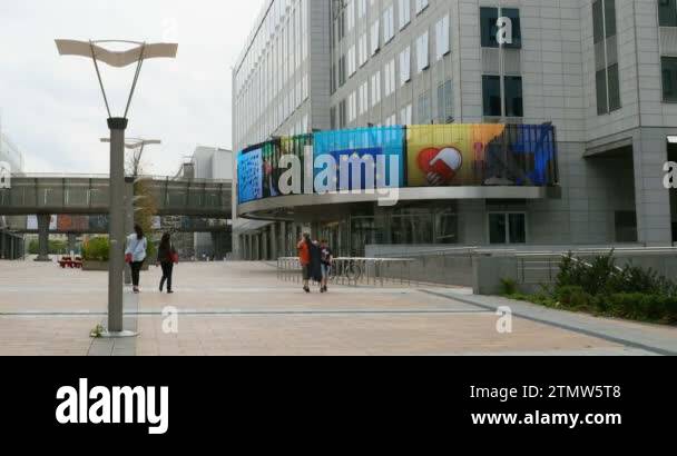 Singer sewing store on street of Brussels Stock Video Footage - Alamy