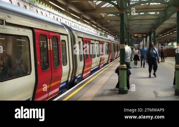 London underground platform 2023 Stock Videos & Footage - HD and 4K ...