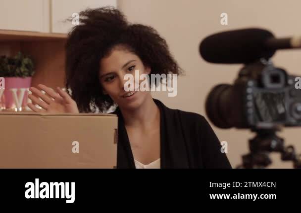 Review vlogger Stock Videos & Footage - HD and 4K Video Clips - Alamy
