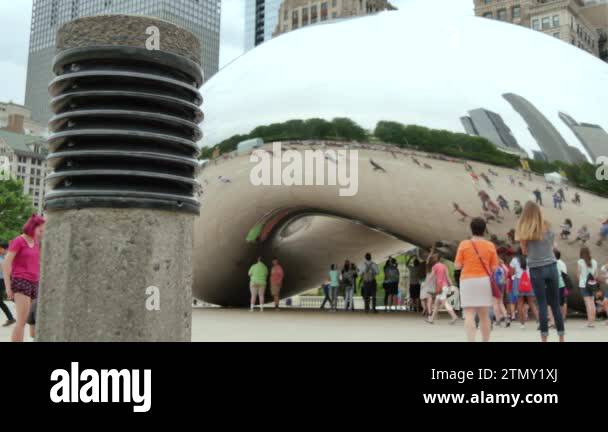 Tourists at the Chicago Bean Monument in Millennium Park. Crowds ...
