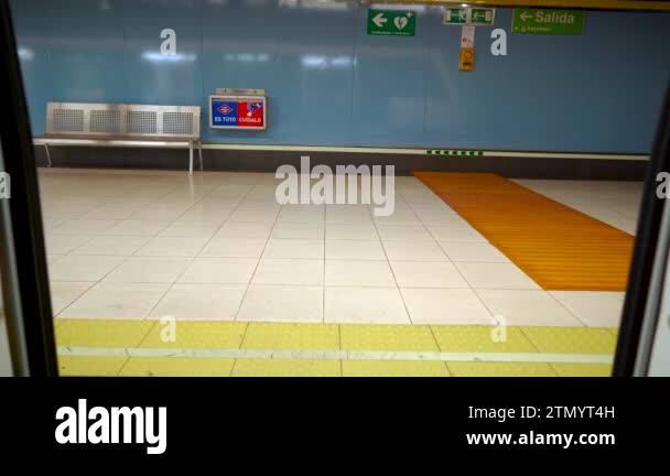 A station and the doors of the Madrid metro closing, to go to the next ...