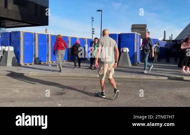 Using loo Stock Videos & Footage - HD and 4K Video Clips - Alamy