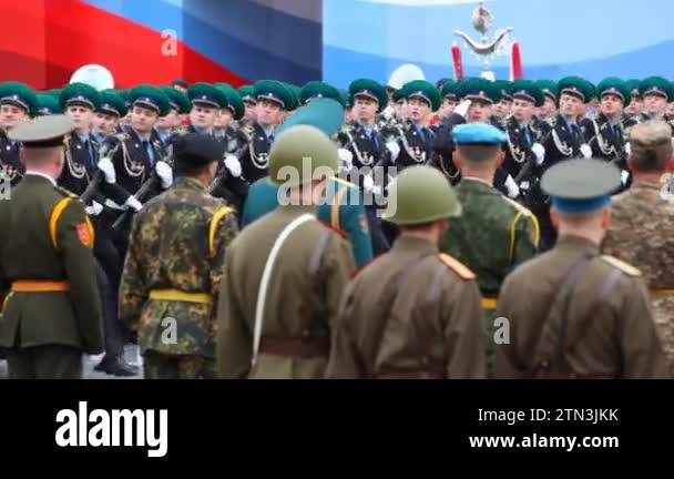 Red guards in square Stock Videos & Footage - HD and 4K Video Clips - Alamy