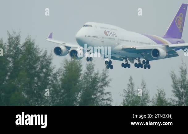 Airplane Boeing 747 landing Stock Video Footage - Alamy