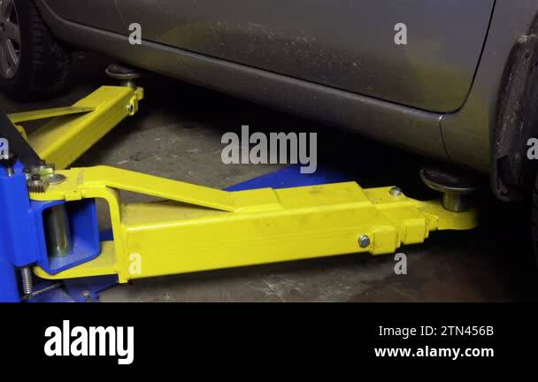 Car lift failure Stock Videos & Footage - HD and 4K Video Clips - Alamy