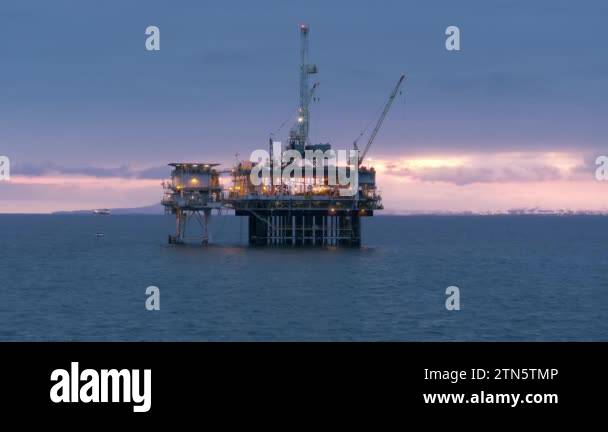 Underwater oil rig Stock Videos & Footage - HD and 4K Video Clips - Alamy