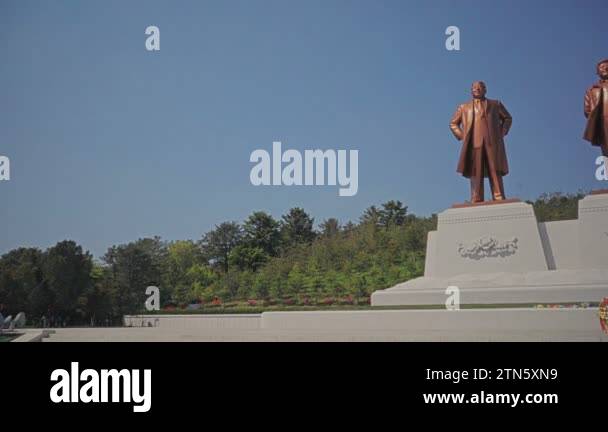 Statues of North Korean leaders Kim Il-sung and Kim Jong-il. Kaesong ...