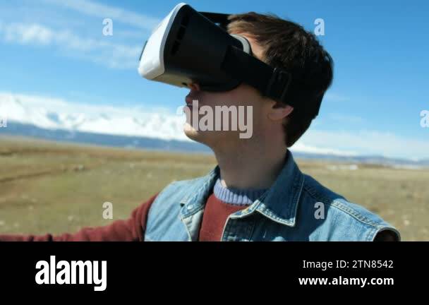 guy in desert wearing vr glasses dissolving into pixels 20s 4k Stock ...