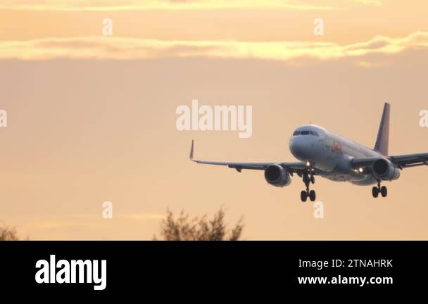 Sunset airbus a320 Stock Videos & Footage - HD and 4K Video Clips - Alamy