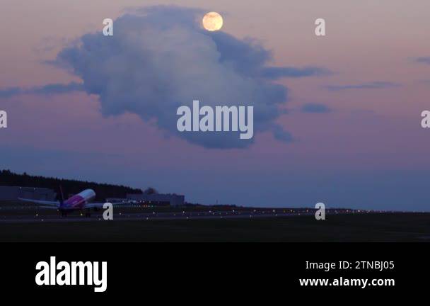Moon takeoff Stock Videos & Footage - HD and 4K Video Clips - Alamy