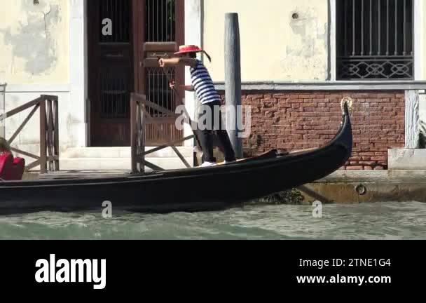 Rowing a gondola Stock Videos & Footage - HD and 4K Video Clips - Alamy