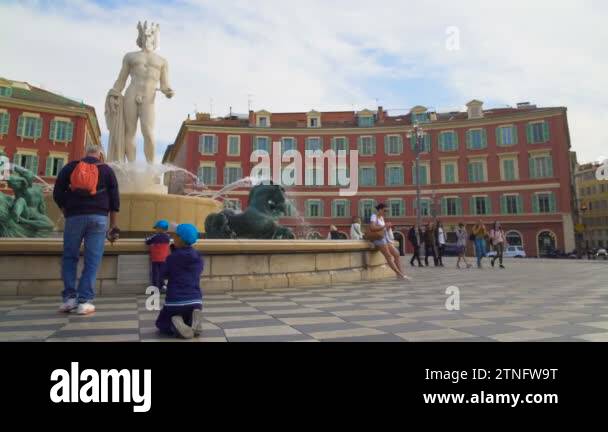 Crowning statue Stock Videos & Footage - HD and 4K Video Clips - Alamy