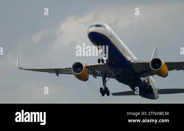 Icelandair Boeing 757 take-off Stock Video Footage - Alamy