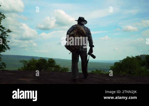 male tourist Backpackers stand to take pictures, viewpoints, cliffs, in ...