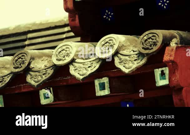 dragon pattern on roof eaves,China ancient architecture in bamboo ...