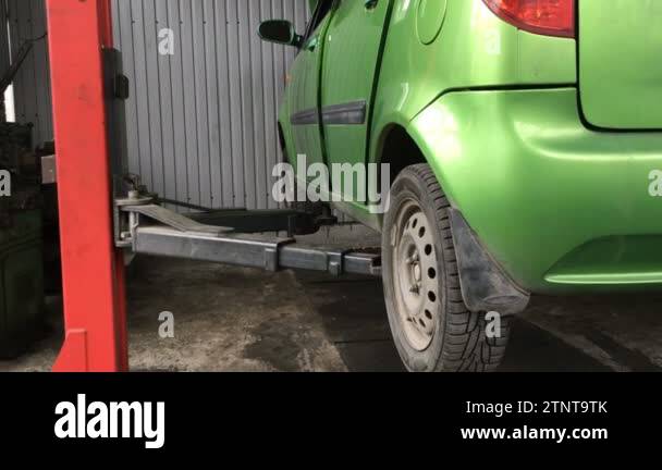 Car repair lift Stock Videos & Footage - HD and 4K Video Clips - Alamy