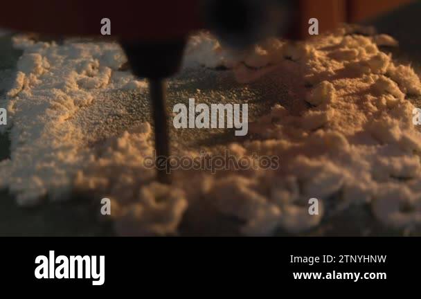 The small milling machine is automatically cut into the glass fiber ...