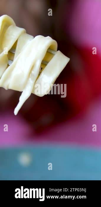 Piatto di deliziosi spaghetti alla carbonara, una tipica ricetta di ...