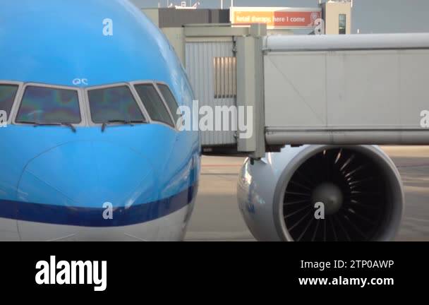 Passengers leaving plane through jet Stock Videos & Footage - HD and 4K ...