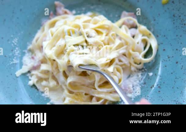 Piatto di deliziosi spaghetti alla carbonara, una tipica ricetta di ...