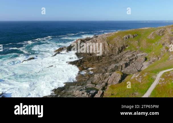 Malin Head Coastal Walk, path west from Banbas Crown, Malin Head ...