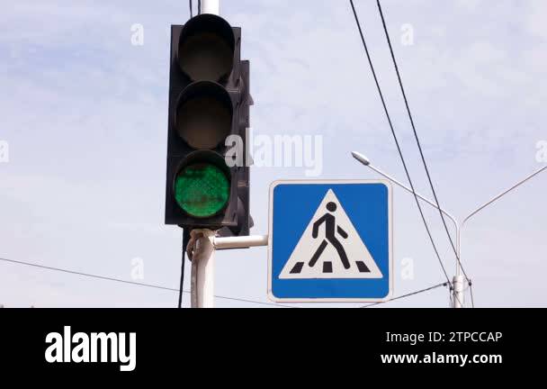 Traffic Light Switches From Green To Red v2 Stock Video Footage - Alamy