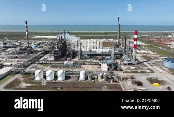 Petro refinery Stock Videos & Footage - HD and 4K Video Clips - Alamy