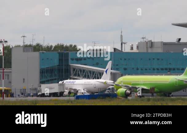 Aircraft tug pulling airbus Stock Videos & Footage - HD and 4K Video ...