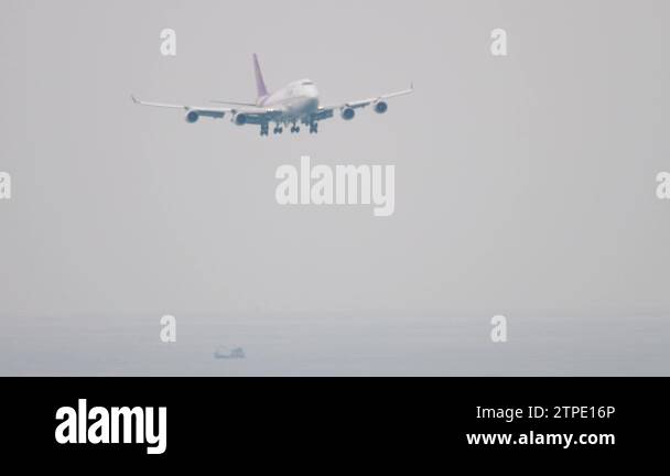 Thai Airways Boeing 747 approaching over ocean Stock Video Footage - Alamy