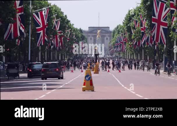 Union jack flags buckingham palace Stock Videos & Footage - HD and 4K ...