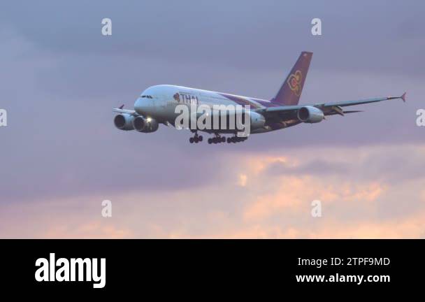 Airbus a380 sunset Stock Videos & Footage - HD and 4K Video Clips - Alamy