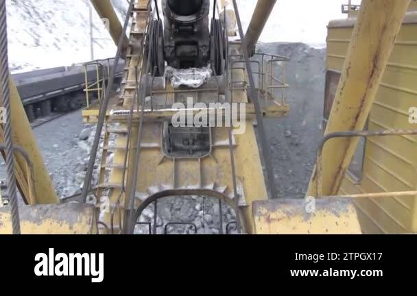 Nodes, parts and working mechanisms of the excavator.The mechanism of ...