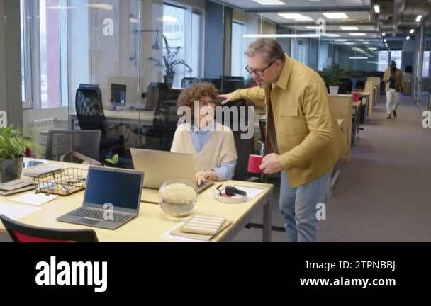 Coworker discussion Stock Videos & Footage - HD and 4K Video Clips - Alamy