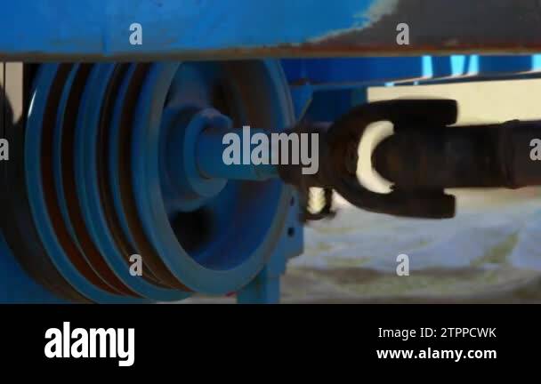 Rotating shaft tractor, rotating shaft part of the tractor ...