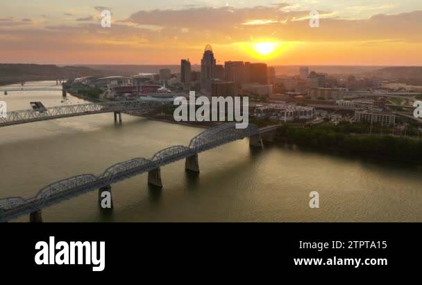 Night urban landscape of downtown district of Cincinnati city in Ohio ...