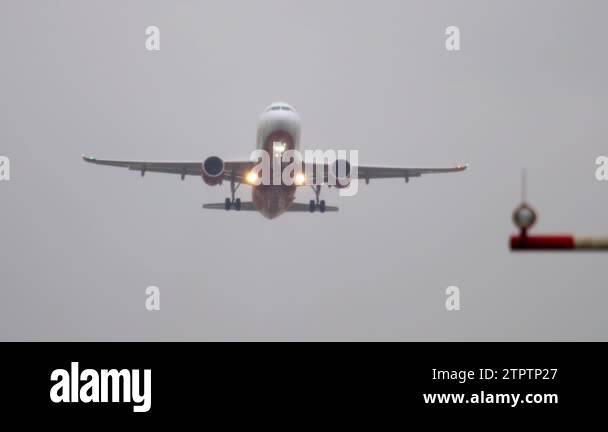 Airplane airbus A320 take-off Stock Video Footage - Alamy