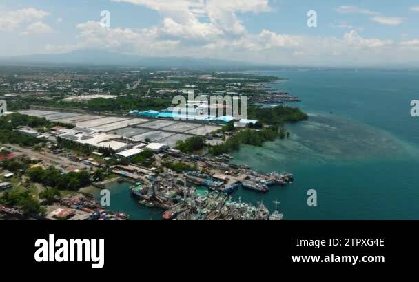 Tradional Philippine fishing boats in General Santos Fish Port Complex ...