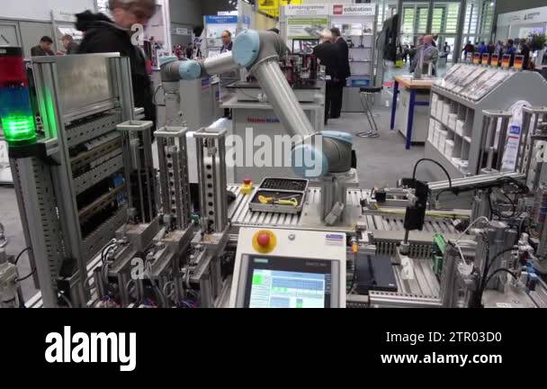 Universal Robots presenting practical examples show how flexible ...