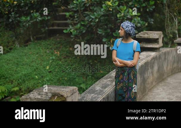 Balinese turban Stock Videos & Footage - HD and 4K Video Clips - Alamy