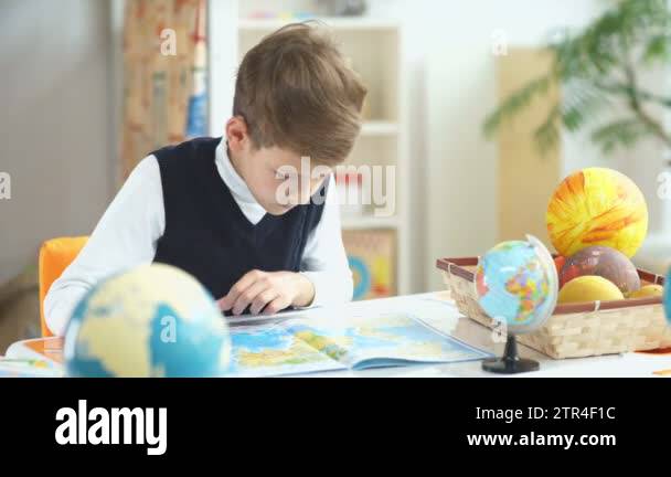 Atlas maps Stock Videos & Footage - HD and 4K Video Clips - Alamy