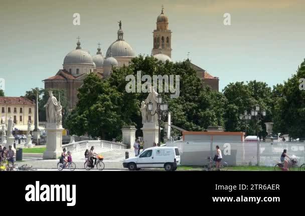 Prato della Valle elliptical square in Padua, ULTRA HD 4k, real time ...