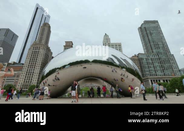 Tourists at the Chicago Bean Monument in Millennium Park. Crowds ...