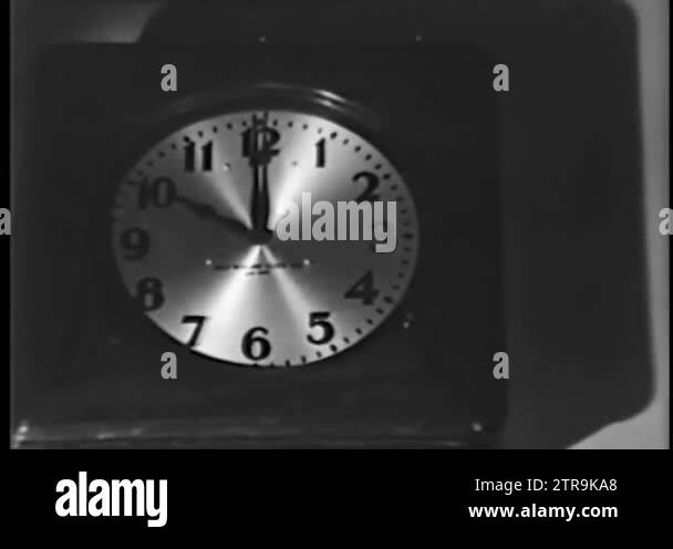 Close-up of wall clock changing from 10 o'clock to 3 o'clock Stock ...