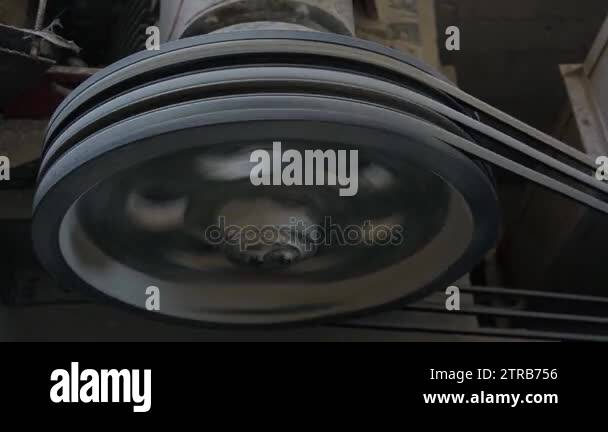 Three-strand pulley with belts rotates soil distribution mechanism ...